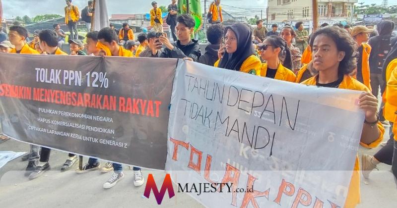 Demo Tolak PPN 12 Persen, Mahasiswa UNM Bawa Spanduk “Tahun Depan Tidak Mandi” - Majesty.co.id